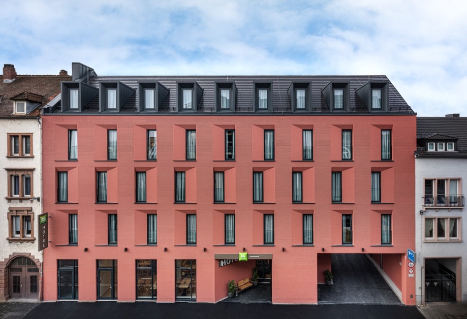 Dunkelroter Kammputz fügt sich harmonisch in das Stadtbild ein - Bauspot.de