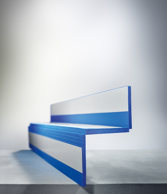 Schöck Tronsole®. Sichere Trittschalldämmung von Treppen ist blau ...